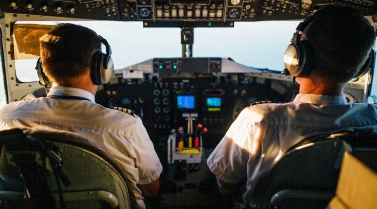 Cara Menjadi Pilot: Alasan Menjadi Pilot, Gaji dan Biaya Sekolah ...